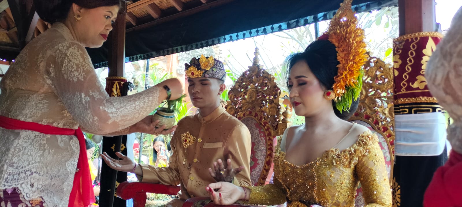 Prosesi Meminang Perempuan Bali ” Memadik” Sebelum Upacara Pernikahan ...